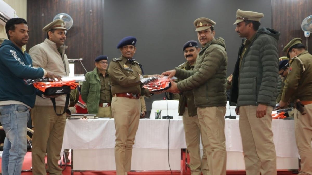 बेहद खास है UP Police का यक्ष एप, एसपी चिरंजीव नाथ सिन्हा ने ...