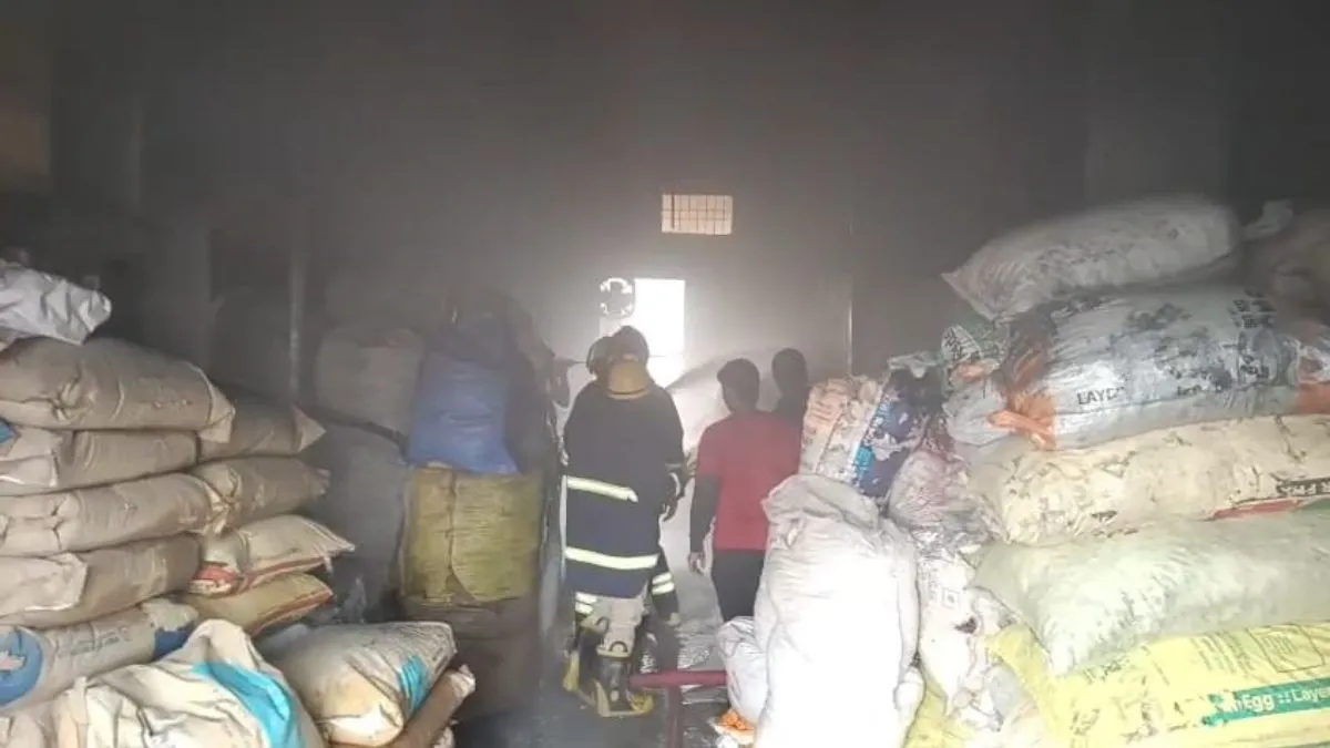 पटना के करमालीचक में प्लास्टिक फैक्ट्री में लगी भीषण आग, 25 लाख का ...