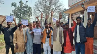 बल‍िया में वेब सीरीज घूसखोर पंडित के खिलाफ भड़का आक्रोश, पोस्टर फूंककर ...