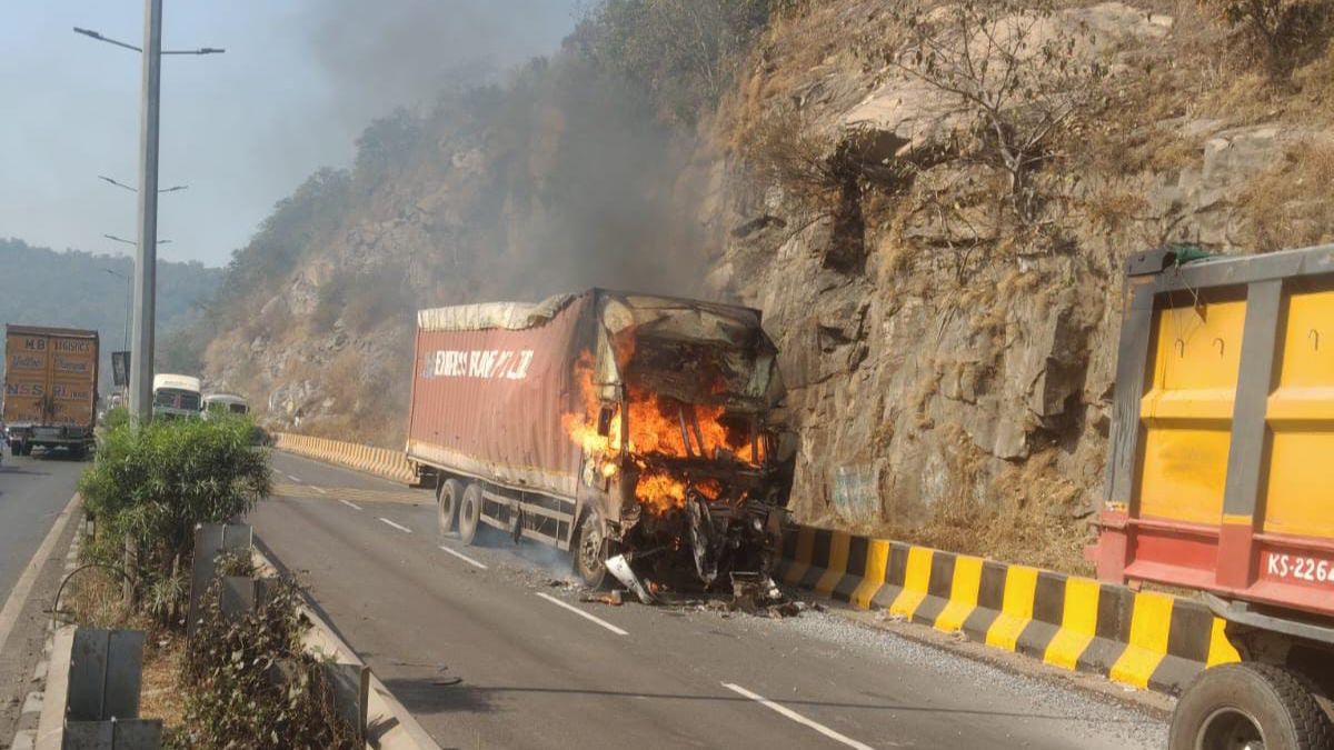 रामगढ़ के चुटूपालू घाटी में भीषण सड़क हादसा, ट्रेलर से टकराने के बाद ...