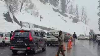 Himachal Weather: वीकेंड पर कुल्लू मनाली में पर्यटकों की बहार, लाहौल ...