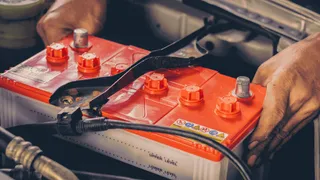 Car Battery Tips: रास्ते में धोखा न दे-दे कार की बैटरी, इन 5 संकेतों से ...