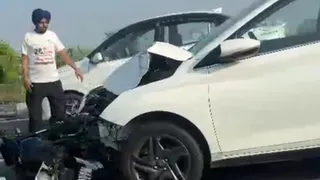 लुधियाना के जगराओं फ्लाईओवर पर तेज रफ्तार कार की टक्कर से बाइक सवार की ...