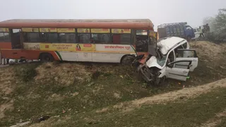 शाहजहांपुर में बड़ा हादसा, बस-कार की टक्कर में 3 लोगों की मौत; दो घायल ...