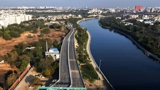 ग्रीन कॉरिडोर पर बने चौराहे बढ़ा रहे लोगों की परेशानी, सिग्नल ना होने ...
