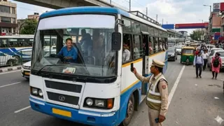 दिल्ली में प्राइवेट बसें कर रही ट्रैफिक नियमों का जमकर उल्लंघन, हर दिन ...