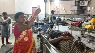 हाथ में सलाइन की बोतल, स्ट्रेचर पर मरीज; नालंदा के VIMS अस्पताल में ...