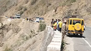 टिहरी में ऋषिकेश-बदरीनाथ हाईवे पर हुआ हादसा: ट्रक खाई में गिरा, अलीगढ़ ...