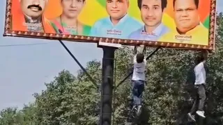 हापुड़ में रील बनाने की होड़, युवकों ने होर्डिंग पर चढ़कर किए खतरनाक ...