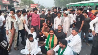 लखनऊ में छत पर झालर लगाते समय हाईटेंशन लाइन की चपेट में आकर बिजली कर्मी ...