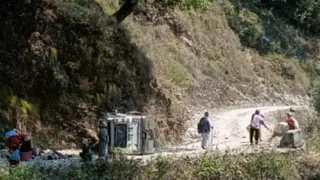 बागेश्वर के कपकोट में बरातियों से भरी बोलेरो सड़क पर पलटी, 11 लोग हुए ...