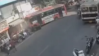 पुणे में दुकान से टकराई तेज रफ्तार बस, CCTV में कैद हुआ खौफनाक हादसा ...