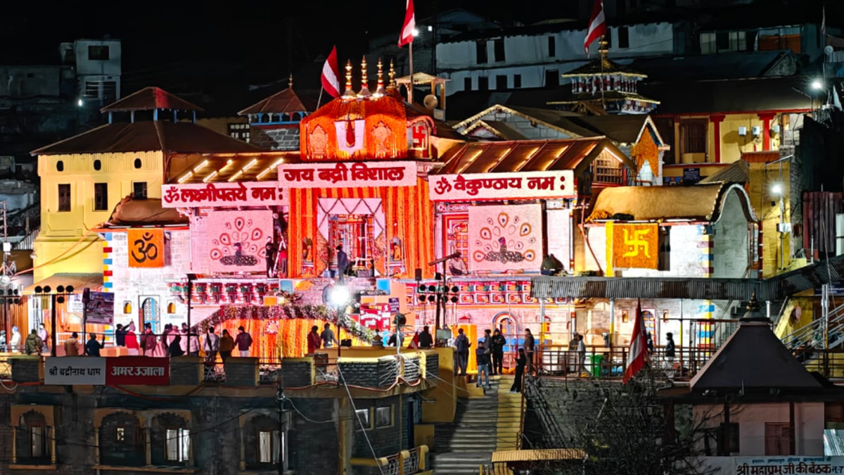 भक्तों ने लगाए 'जय बद्री विशाल' के जयकारे और खुले Badrinath Dham के ...