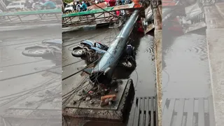 वाराणसी में आंधी पानी के बीच लहुराबीर में भारी संकेतक बोर्ड ग‍िरने से ...
