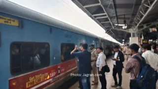 दिल्ली से ग्वालियर जा रही ताज एक्सप्रेस पर लोहे का पाइप फेंका, खिड़की ...