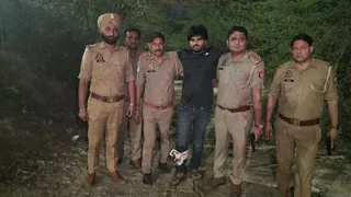 25 हजार का इनामी हिस्ट्रीशीटर मोनू यादव गिरफ्तार, आगरा पुलिस की मुठभेड़ ...