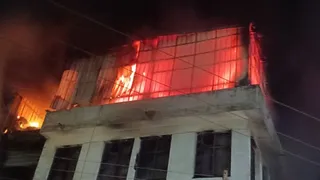 हिमाचल के बद्दी औद्योगिक क्षेत्र में लगी भीषण आग, लाखों का नुकसान; कोई ...