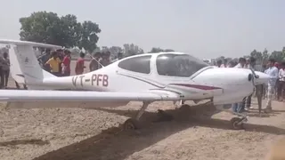 अलीगढ़ में विमान की इमरजेंसी लैंडिंग, उड़ान भरते ही आई तकनीकी खराबी ...
