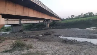 बिजनौर में सिल्ट में सिमटती नदी की धार... अब पुल के पिलर भी बताने लगे ...
