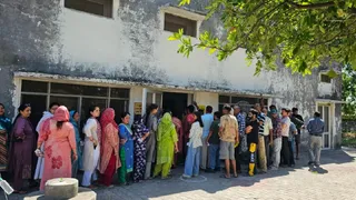 भीषण गर्मी के चलते कम हुआ मतदान, गर्मी में मतदान केंद्र तक पहुंचने की ...