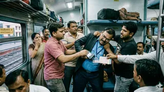 ट्रेन में बिना टिकट यात्रियों का दुस्साहस: टिकट मांगने पर TTE को बेरहमी ...
