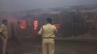 मधुबनी रेलवे स्टेशन पर खड़ी अन्त्योदय एक्सप्रेस धू-धू कर जली, किसी के ...