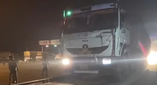कुशीनगर में ग्रामीणों ने पकड़े अवैध आयरन डस्ट से लदे ओवरलोड ट्रक ...