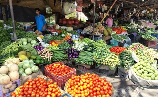 ईंधन की बढ़ती कीमतों और गर्मी के कारण सब्जियों और फलों के दामों में ...