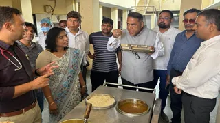 SRN अस्पताल की मॉड्यूल रसोई में पहुंचे प्राचार्य, चखा मरीजों को दिए ...