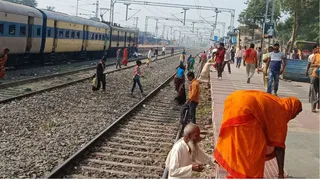 रेल नियमों की उड़ रही धज्जियां : सुपौल रेलवे स्टेशन पर खतरे से खेल रहे ...