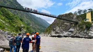 देवप्रयाग में हादसा: अलकनंदा नदी में गिरी कार, राहत-बचाव अभियान जारी ...