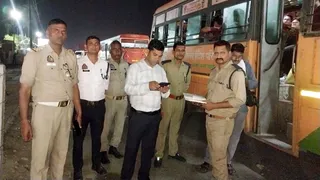 56 सीटर बस में ठूंस दीं 165 सवारियां, पुलिस ने पकड़ा तो पैसे लेकर भागा ...
