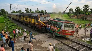 बिहार में बड़ा रेल हादसा टला, बस से टकराई DMU ट्रेन; मची अफरातफरी - dmu ...
