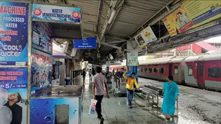 राजेंद्र नगर टर्मिनल पर बुनियादी सुविधाओं को तरस रहे लोग, शौचालय का ...