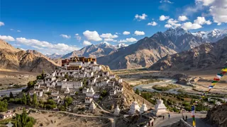 पहाड़ों के बीच बसे बौद्ध मठ: लेह-लद्दाख की इन खूबसूरत लोकेशंस पर जाकर ...