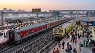 फरीदाबाद रेलवे स्टेशन पर लेट हुईं पंजाब मेल और गोल्डन टेंपल एक्सप्रेस ...