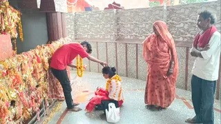प्रेमी ने शादी से किया इनकार तो टावर पर जा चढ़ी युवती, पुलिस ने समझाया ...