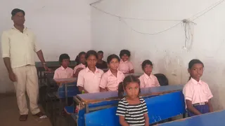 बोकारो के इस सरकारी स्कूल में एक कमरे में चलती हैं दो क्लासें, चोरों ने ...