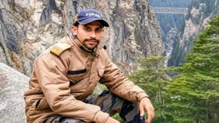 उत्तरकाशी के जंगल में फैली आग, बुझाने गए फॉरेस्ट गार्ड की पहाड़ी से ...