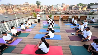 आद‍ियोगी भगवान श‍िव की नगरी काशी में गंगा की लहरों से लेकर घाटों तक योग ...
