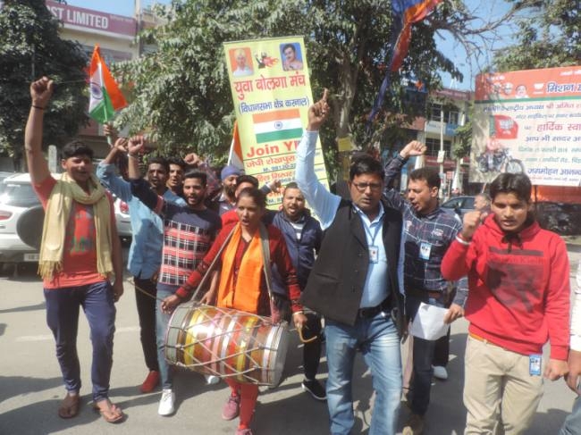 बहरे प्रशासन को ढोल बजा उंचा समाना के लोगों की दास्ता सुनाने पहुंचा ...
