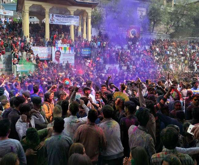 Happy Holi 2019 : यहां एक दिन पहले खेली जाती है होली, गैरों पर नहीं ...