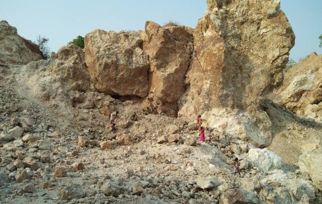 भनेखाप में अवैध अभ्रक खनन में छह पर प्राथमिकी - Six FIRs on illegal ...