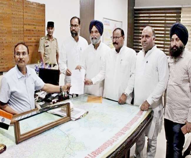 अकालियों ने लगाया आरोप सिर्फ कांग्रेसियों के बनाए जा रहे नीले कार्ड ...