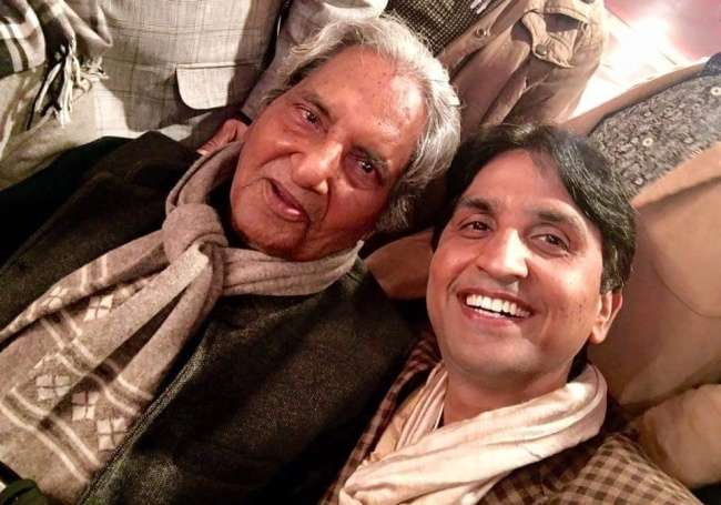 मंच पर प्रेम व सौंदर्य का कमल खिला गए गीतकार नीरज Aligarh news - Neeraj ...