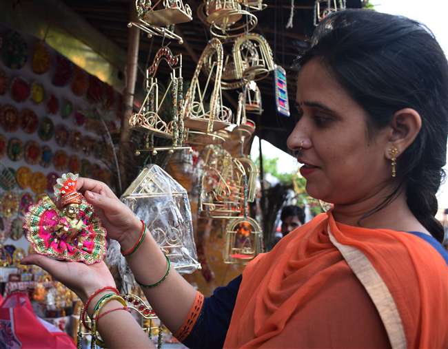 जन्माष्टमी : मथुरा की पोशाक और मोर मुकुट से बाजार गुलजार Bareilly News ...