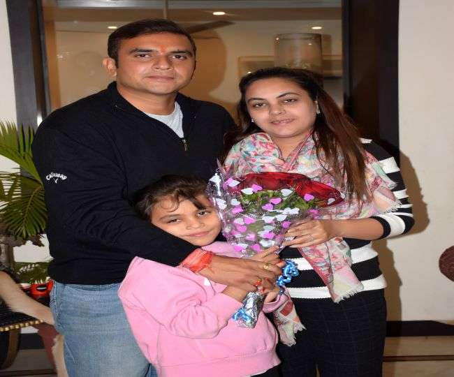 रिजल्ट को लेकर बेफिक्र दिखे सुमित, पत्नी-बच्चों के साथ मनाई सलागिरह