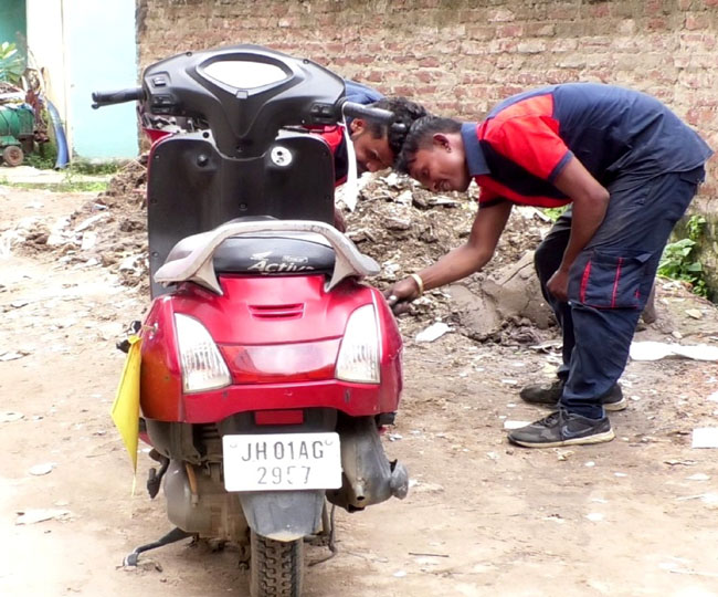 स्कूटी में 15 दिनों तक शहर की सैर करता रहा सांप, जानिए कैसे पकड़ में ...