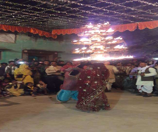 Holi Special: ब्रज की होली में 'चरकुला नृत्य' पर झूमने को हो जाएंगे ...