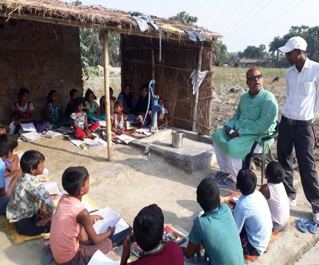 अज्ञानता के अंधेरे में ज्ञान का दीप जला रहे यूनिवर्सिटी प्रोफेसर ...